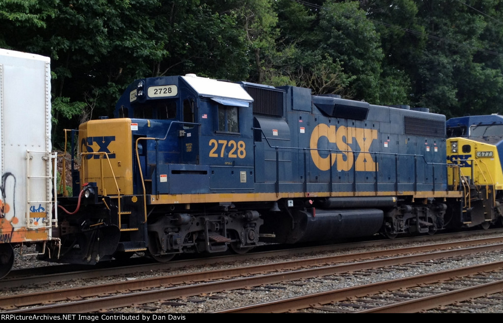CSX GP38-2 2728 trails on Q417-04